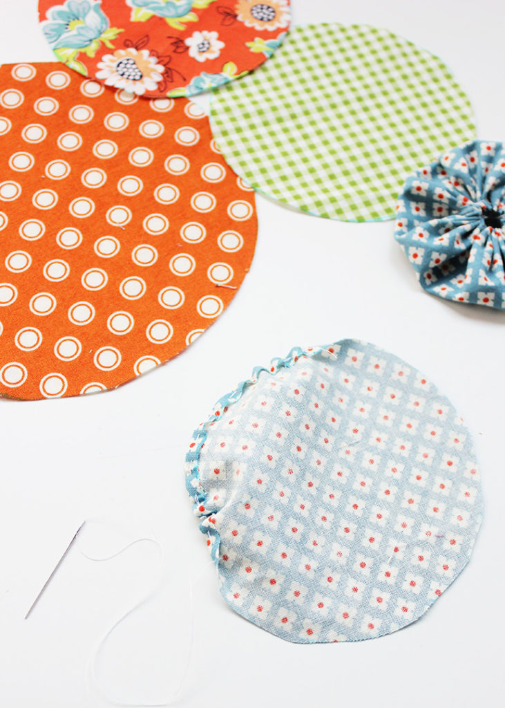 Fabric Yo-Yo Wreath - Positively Splendid {Crafts, Sewing, Recipes and ...