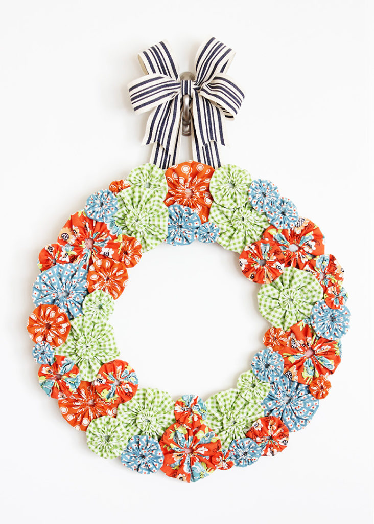 Fabric Yo-Yo Wreath - Positively Splendid {Crafts, Sewing, Recipes and ...