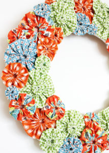 Fabric Yo-Yo Wreath - Positively Splendid {Crafts, Sewing, Recipes and ...