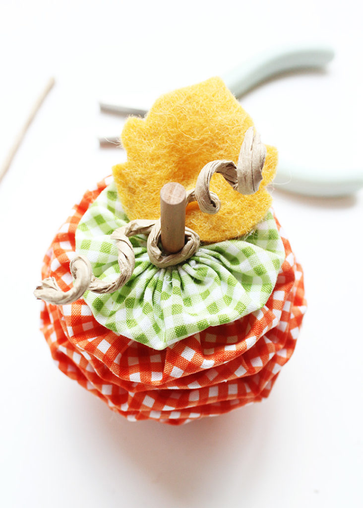 Fabric Yo-Yo Pumpkins - Positively Splendid {Crafts, Sewing, Recipes ...