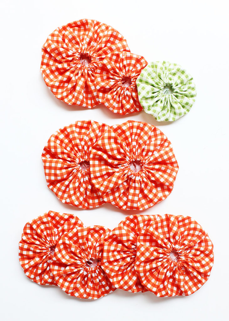 Fabric Yo-Yo Pumpkins - Positively Splendid {Crafts, Sewing, Recipes ...